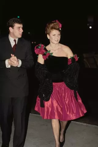 Princi Andrew dhe Sarah Ferguson duke ndjekur një shfaqje mode në Qendrën e Muzikës në Los Angeles 1988