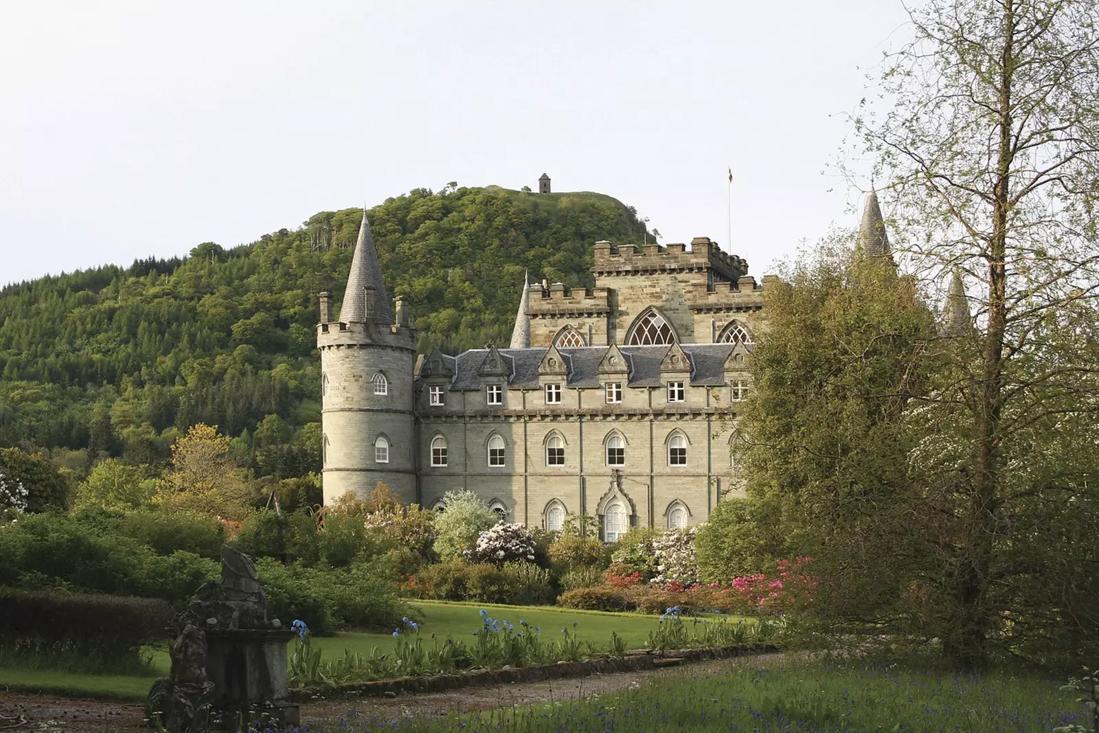 láithreacha RealLife Downton Abbey lena n-áirítear an Club Savile