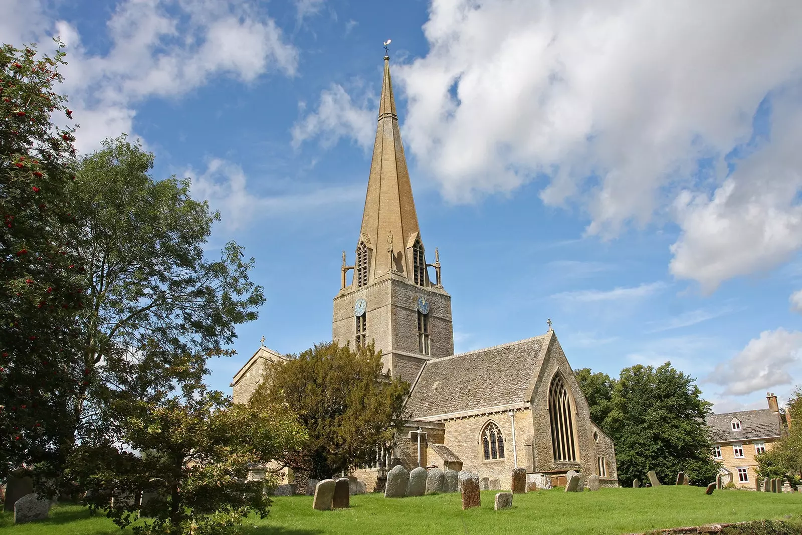 Ekstero de la Preĝejo de Sankta Maria la Virgulino Bampton