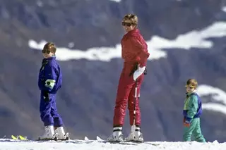 Prinses Diana saam met prins William en prins Harry in die Alpe, Switserland 1991