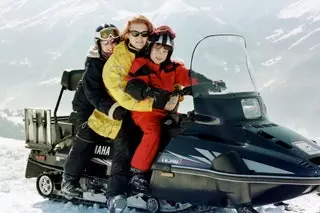 Sarah Ferguson met prinses Beatrice en prinses Eugenie in Verbier, Zwitserland 1999