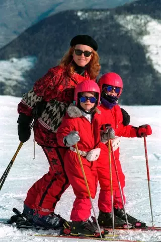 Sarah Ferguson met prinses Beatrice en prinses Eugenie in Verbier, Zwitserland 1997