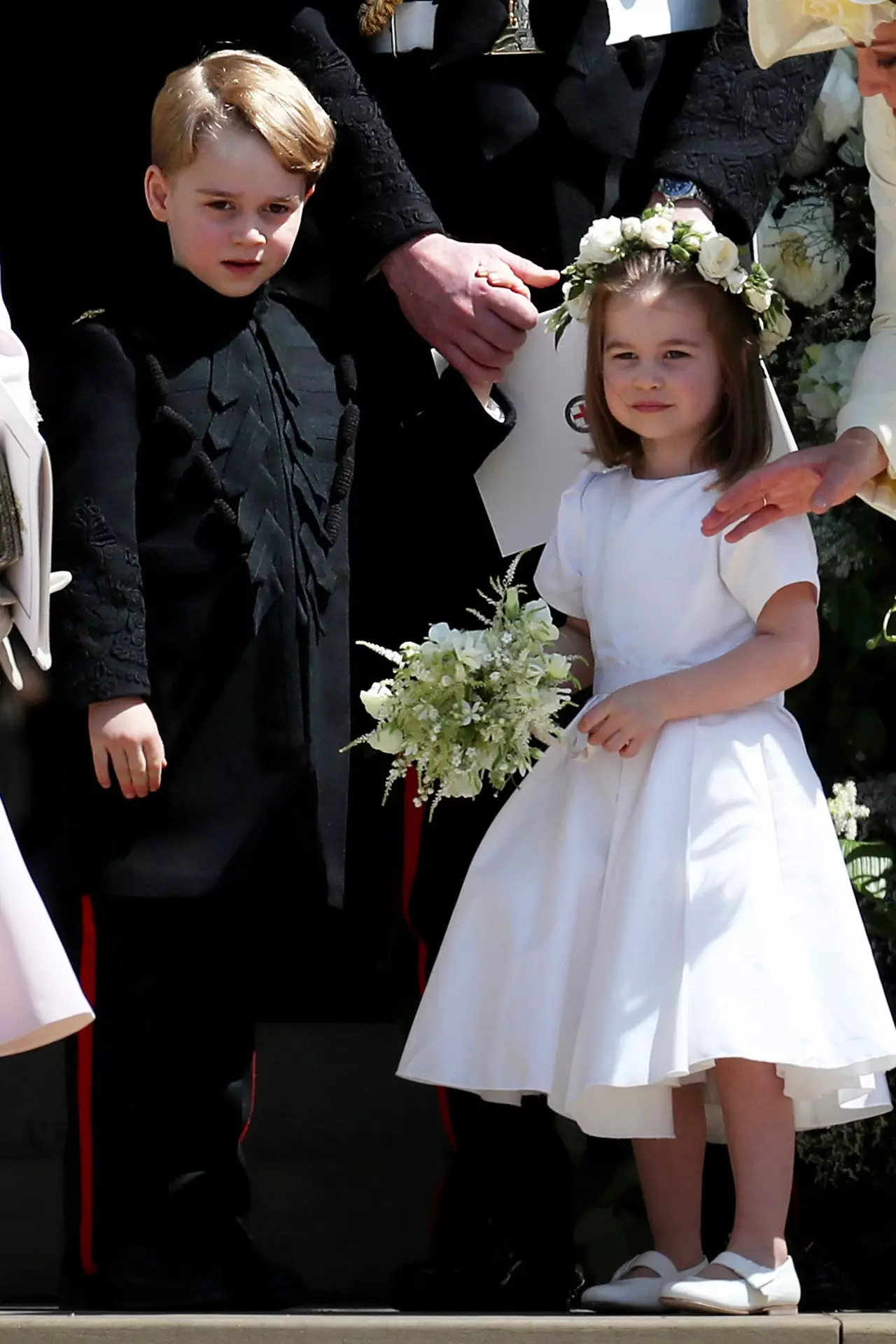 Prins George en prinses Charlotte is pageboy en blommemeisie by prinses Eugenie se troue