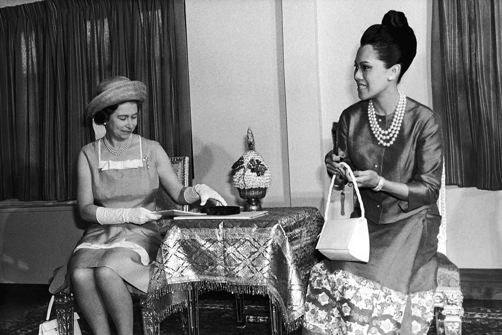 Kraliçe II. Elizabeth ve Kraliçe Sirikit, Bangkok Tayland 1972'deki Tayland Kızılhaç merkezini ziyaret etmek için bekliyor