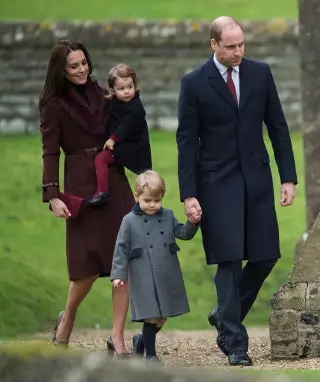 Hertuginnen av Cambridge Prinsesse Charlotte Prins George og hertugen av Cambridge i 2016