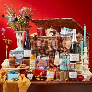 Fortnum și Masoni httpswww.fortnumandmason.comthemarylebonehamper