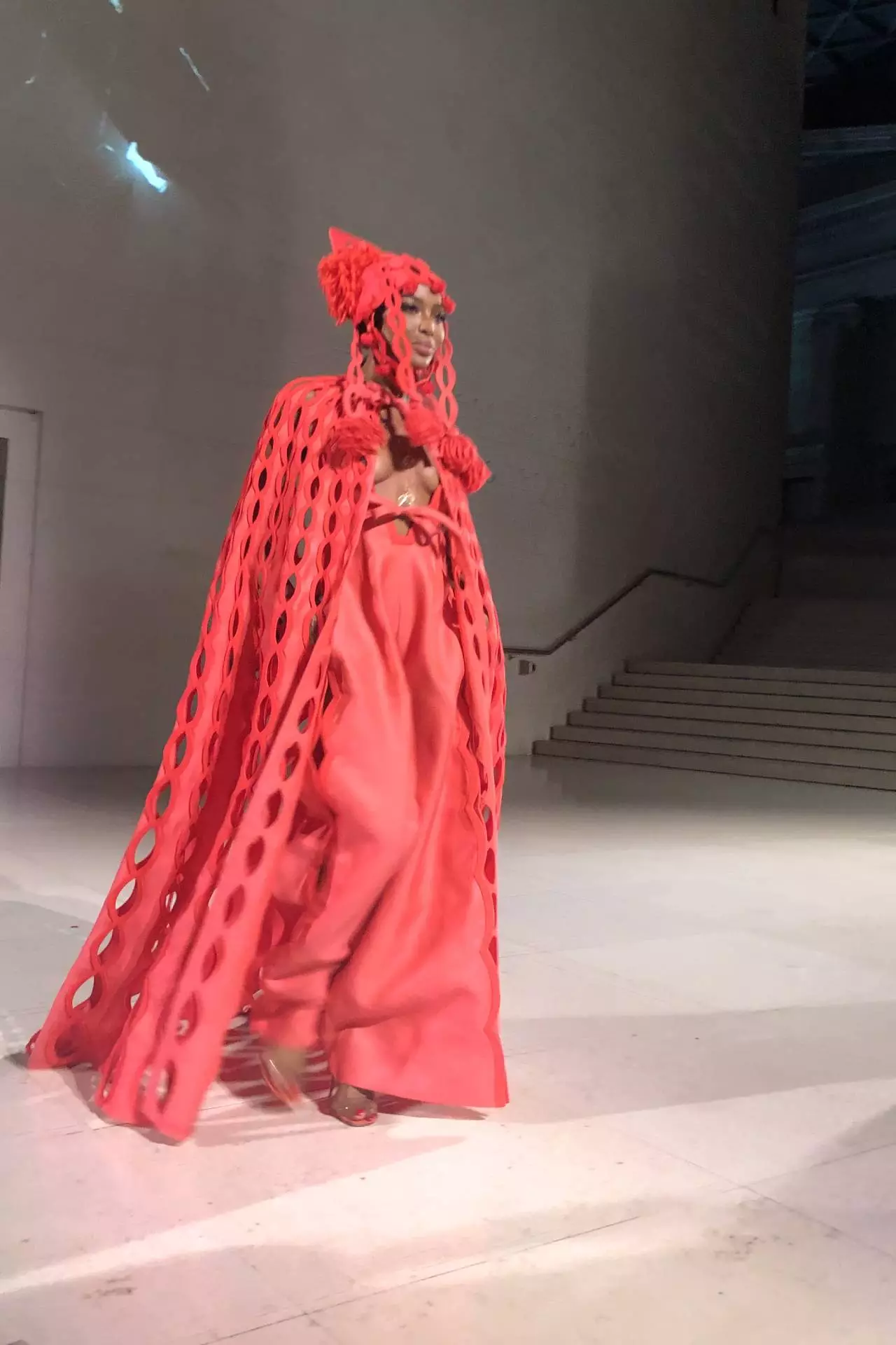 Naomi Campbell mlaku-mlaku ing acara Fashion For Relief