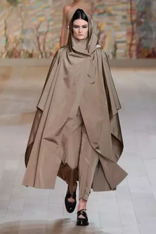 Ghoid cóta ceoldráma camelhooded taffeta mo chroí go hiomlán. Labhair faoi a bheith glamorously mistéireach Tá sé chomh deacair a...