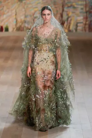 Et enfin, comment ne pas inclure le look fantastique de tulle de nymphe des bois à couper le souffle vers la fin du spectacle Juste...