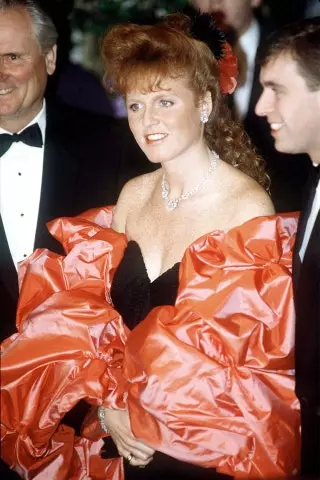 Sarah Duchess ee York iyada oo ka qayb galaysa casho Gala oo ka dhacday Los Angeles 1988