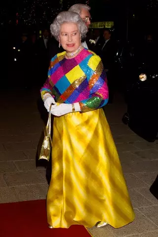 Regina participă la spectacolul Royal Variety la Hipodromul din Birmingham 1999