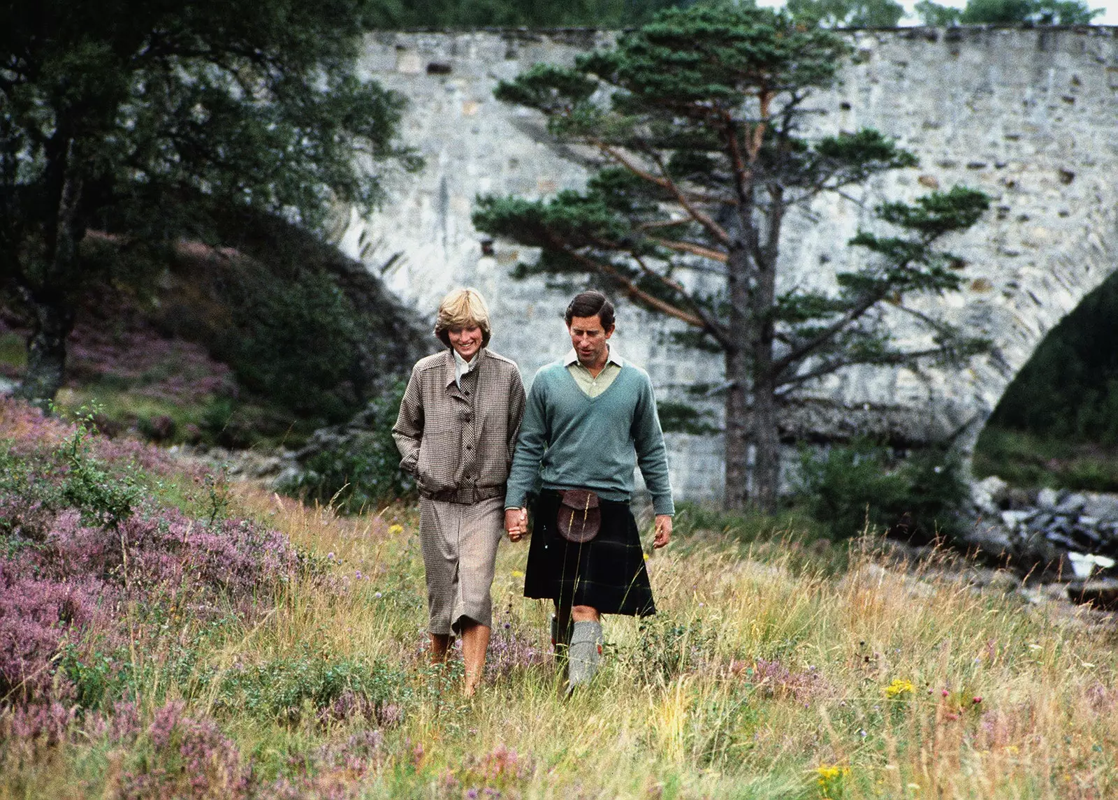 Il principe Carlo e la principessa Diana passeggiano lungo il fiume Dee nella tenuta di Balmoral 1981