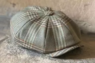 Gorra Mon Châtelain Oulton 110 A atractiva gorra Oulton está dispoñible en tweed de Lola e espiga mariña. O verde musgo...