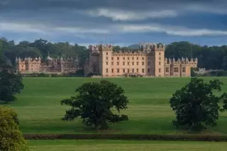 Floors Castle Roxburghe Estates Hertoginn af Roxburghes búi þekja um það bil 52000 hektara landamæri. The...