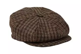 Kingsman Lock Co Hatters Geruite wollen tweed flatcap 135 mrporter.com Een goed passende pet op een winderige hei is een must....