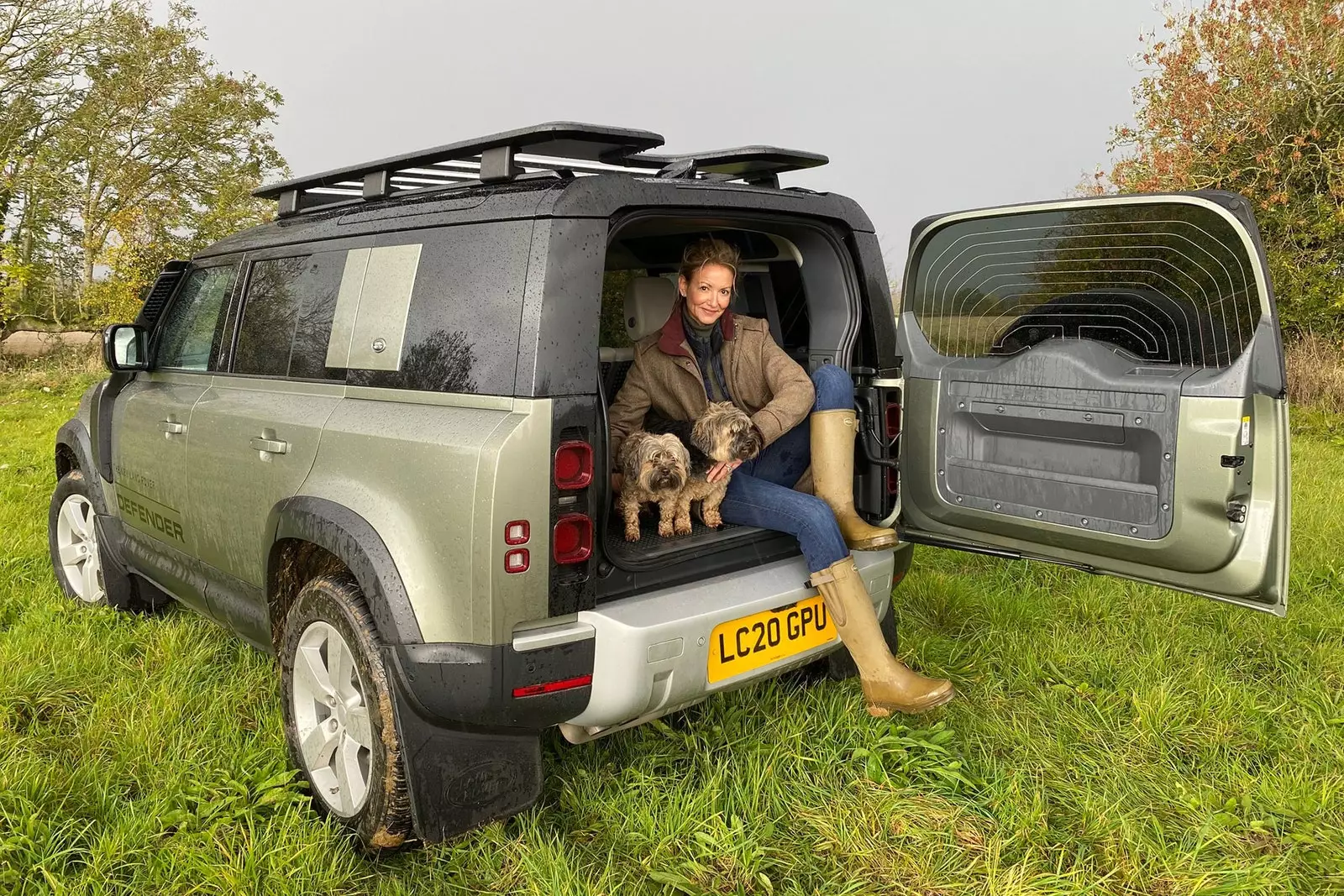 Annika met die nuwe Pangea groen Land Rover Defender