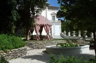 Pavilions ແລະ Umbrellas