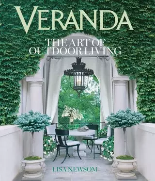 Veranda by Lisa Newsom отуз укмуштуудай үйлөрдү камтыган, бул америкалык кооздоо кыялына таазим...