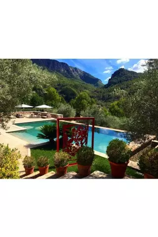 Eh bien, cette piscine est presque aussi jolie que Douglas Booth lui-même.