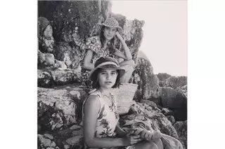 Alexa Chung on the rocks med Tiger Lily Hutchence