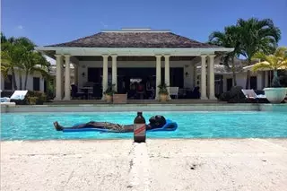 Tinie Tempah solar på Jamaica med en noggrant placerad flaska Red Stripe