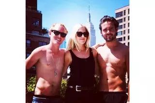 Juste Spencer Matthews et Jamie Laing avec leurs hauts posant avec une jolie blonde à New York