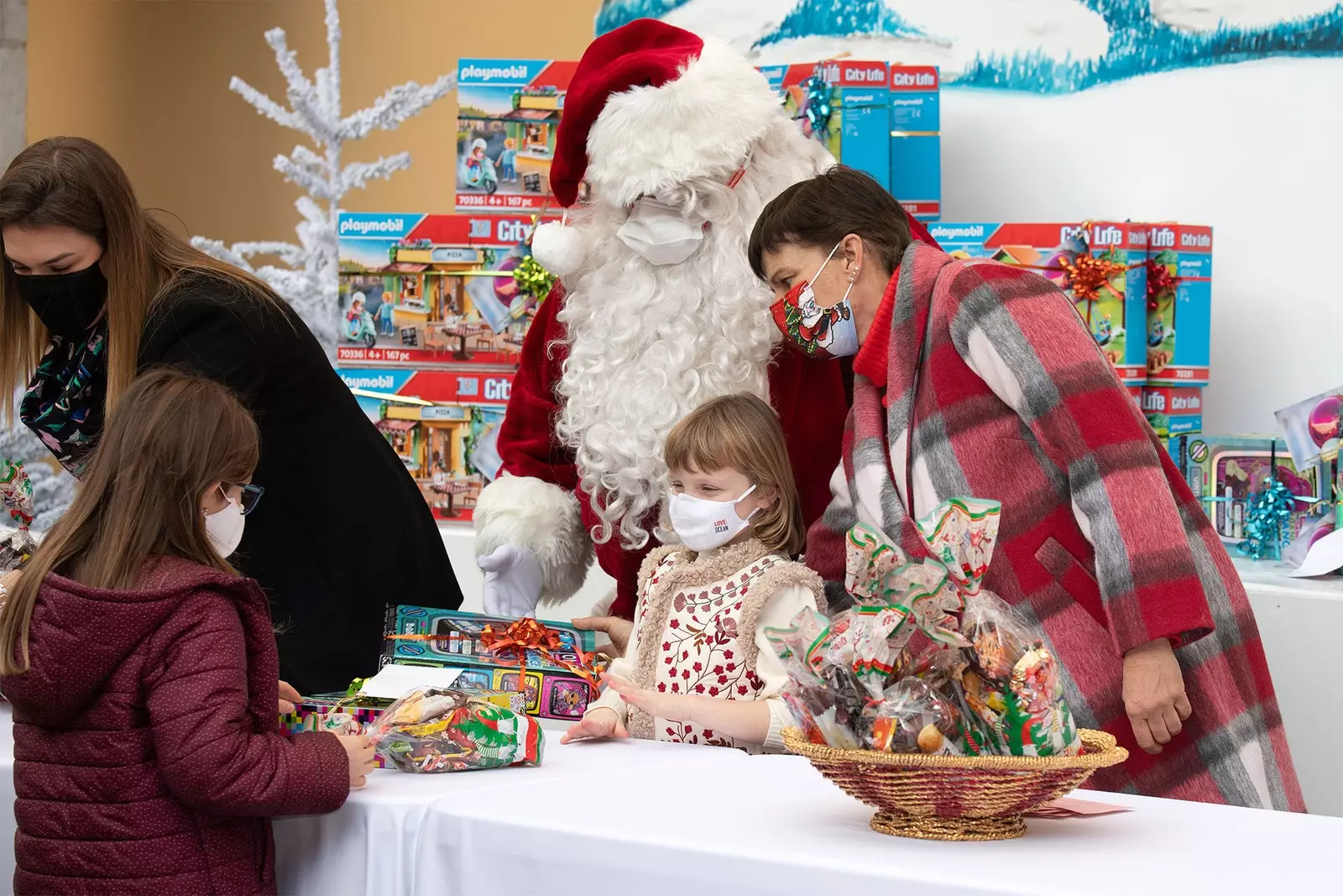 La Principessa Gabriella e la Principessa Stephanie di Monaco distribuiscono i regali di Natale al Palazzo di Monaco