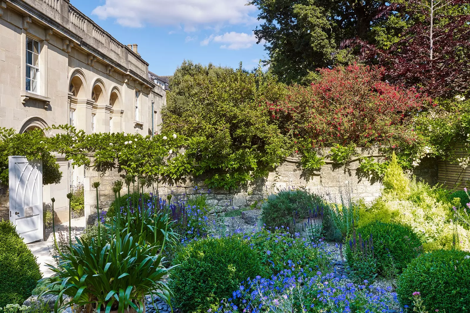 The Royal Crescent кунакханәсендә бакчалар