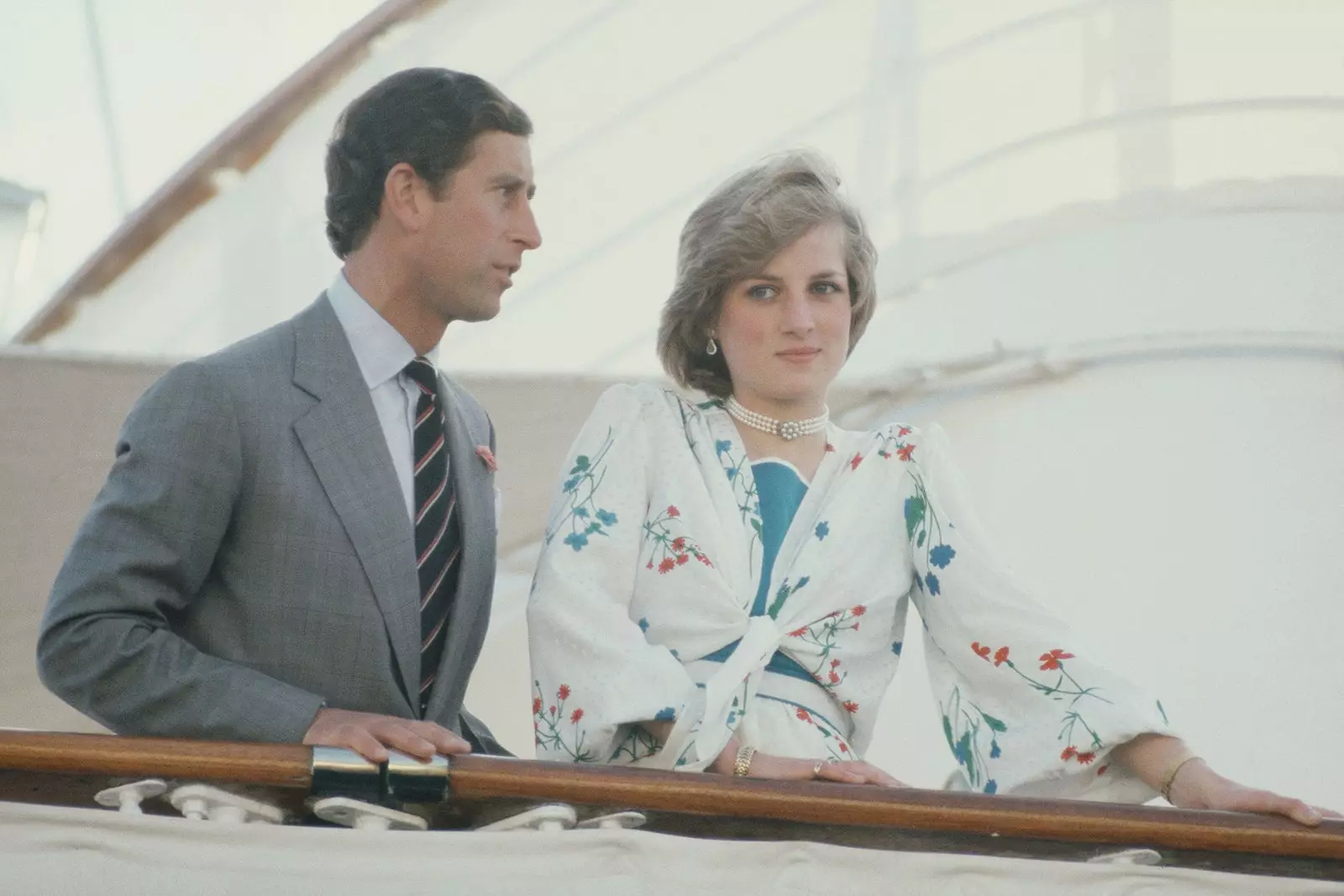 O casal a bordo do Royal Yacht Britannia em Gibraltar no início de seu cruzeiro de lua de mel em agosto de 1981