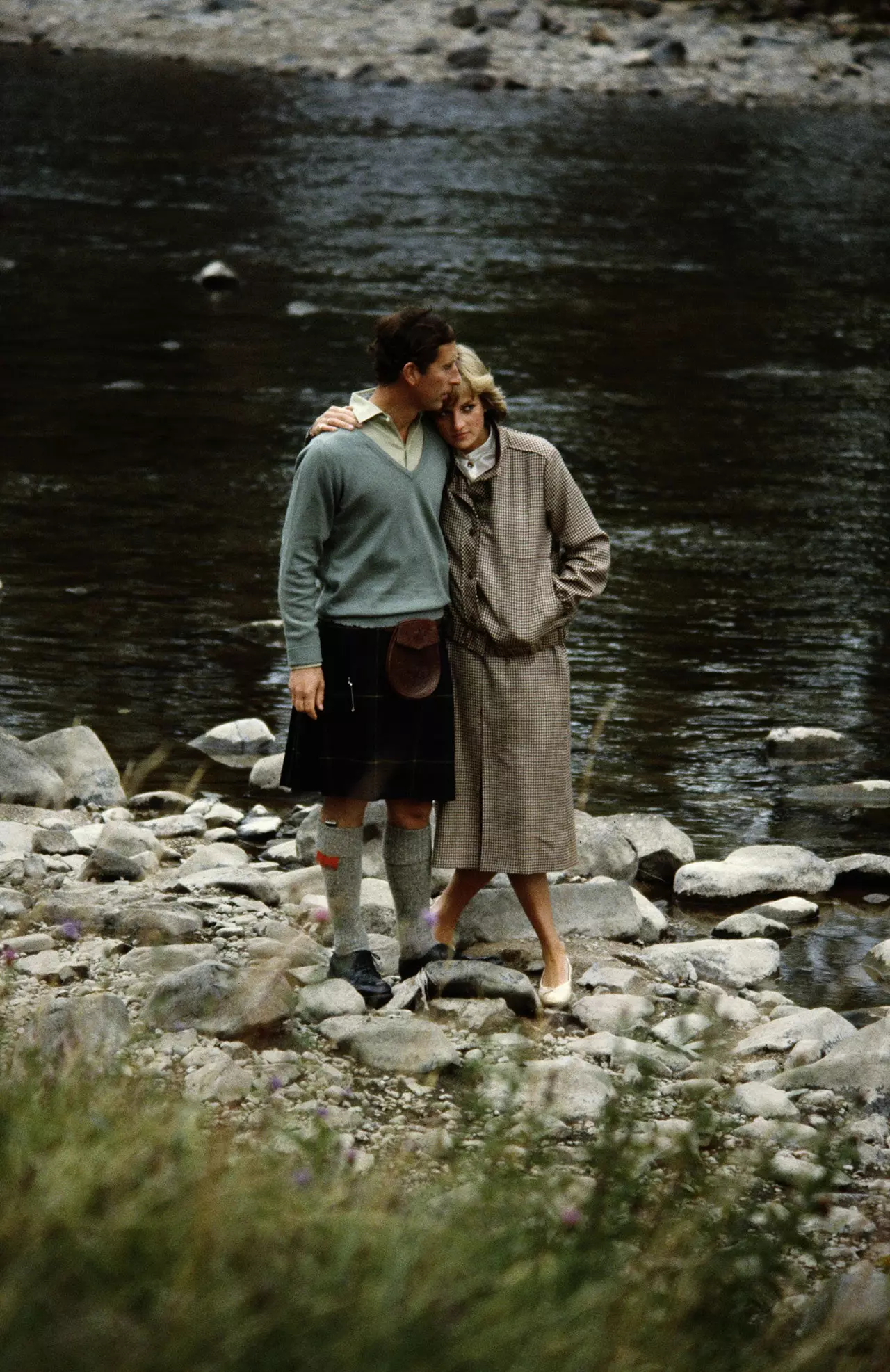 Príncipe Charles e Diana Princesa de Gales em pé à beira do rio Dee durante sua lua de mel em Balmoral