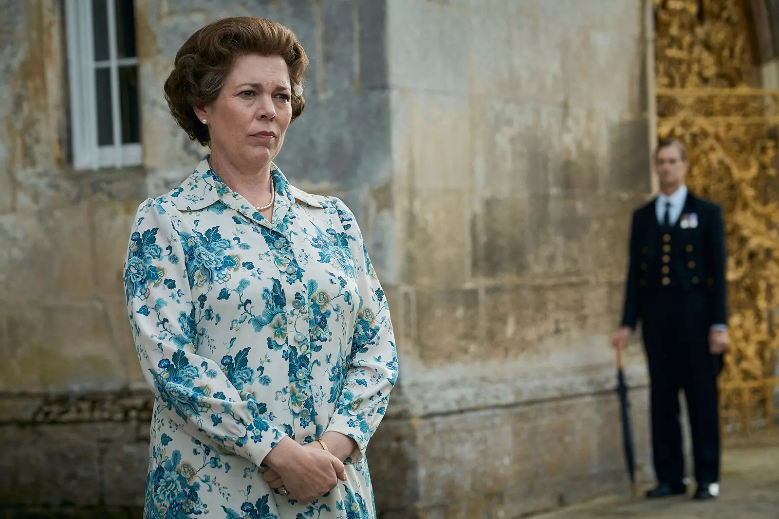 Olivia Colmanek erregina antzezten du The Crown filmean