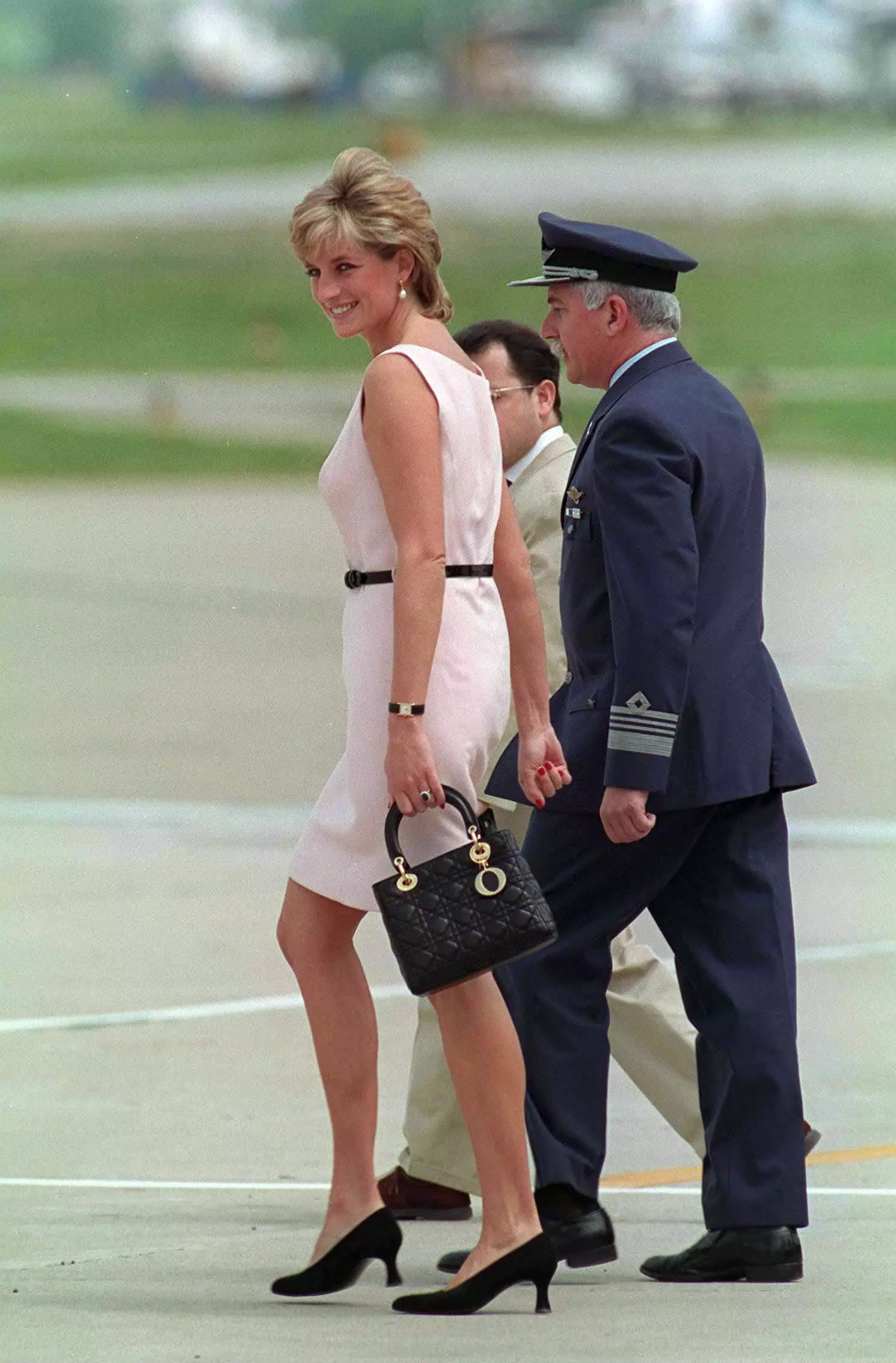 Princesė Diana nešina savo Lady Dior krepšį Argentinoje 1995 m