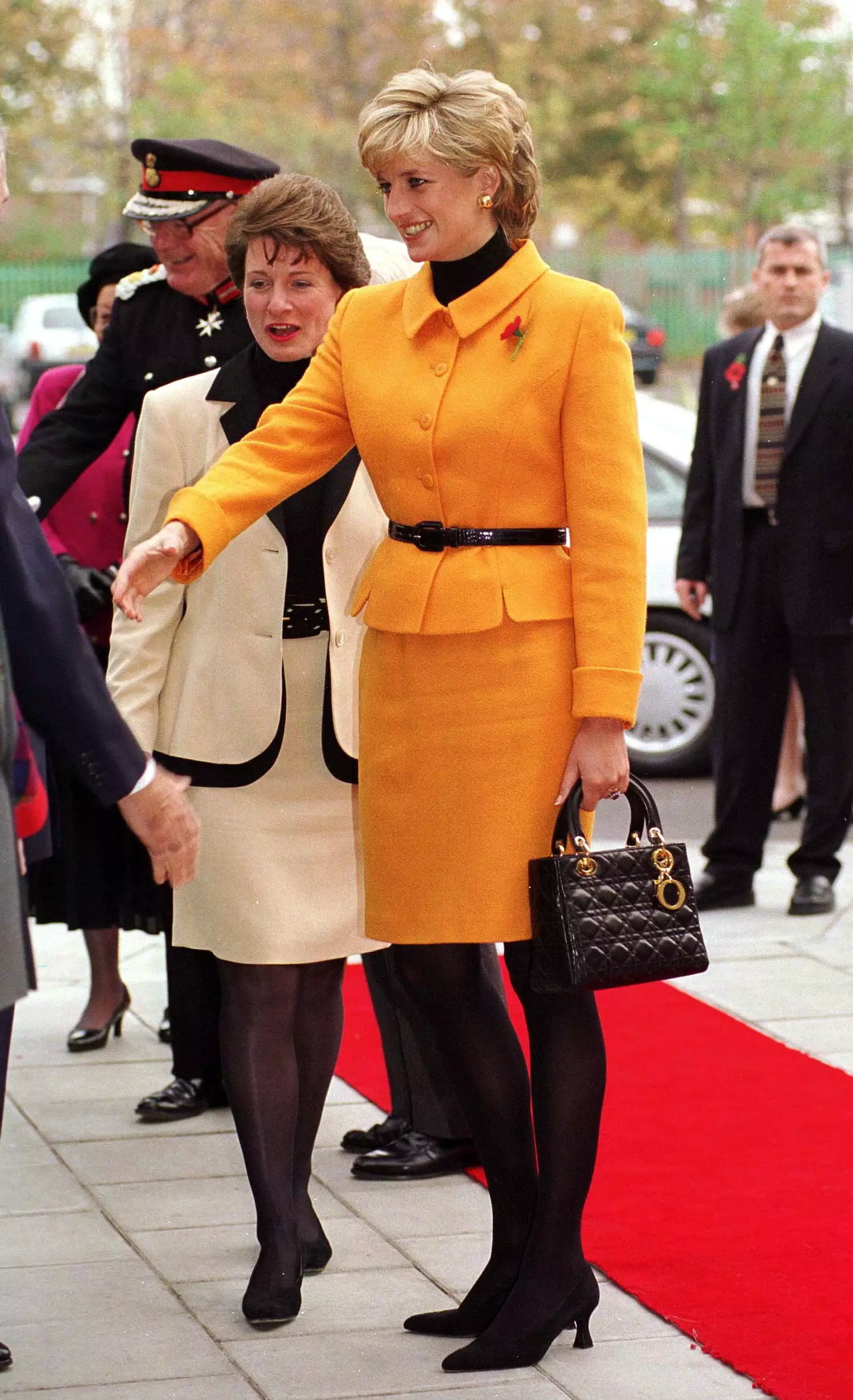 Prințesa Diana purtând geanta Lady Dior în Liverpool, 1995