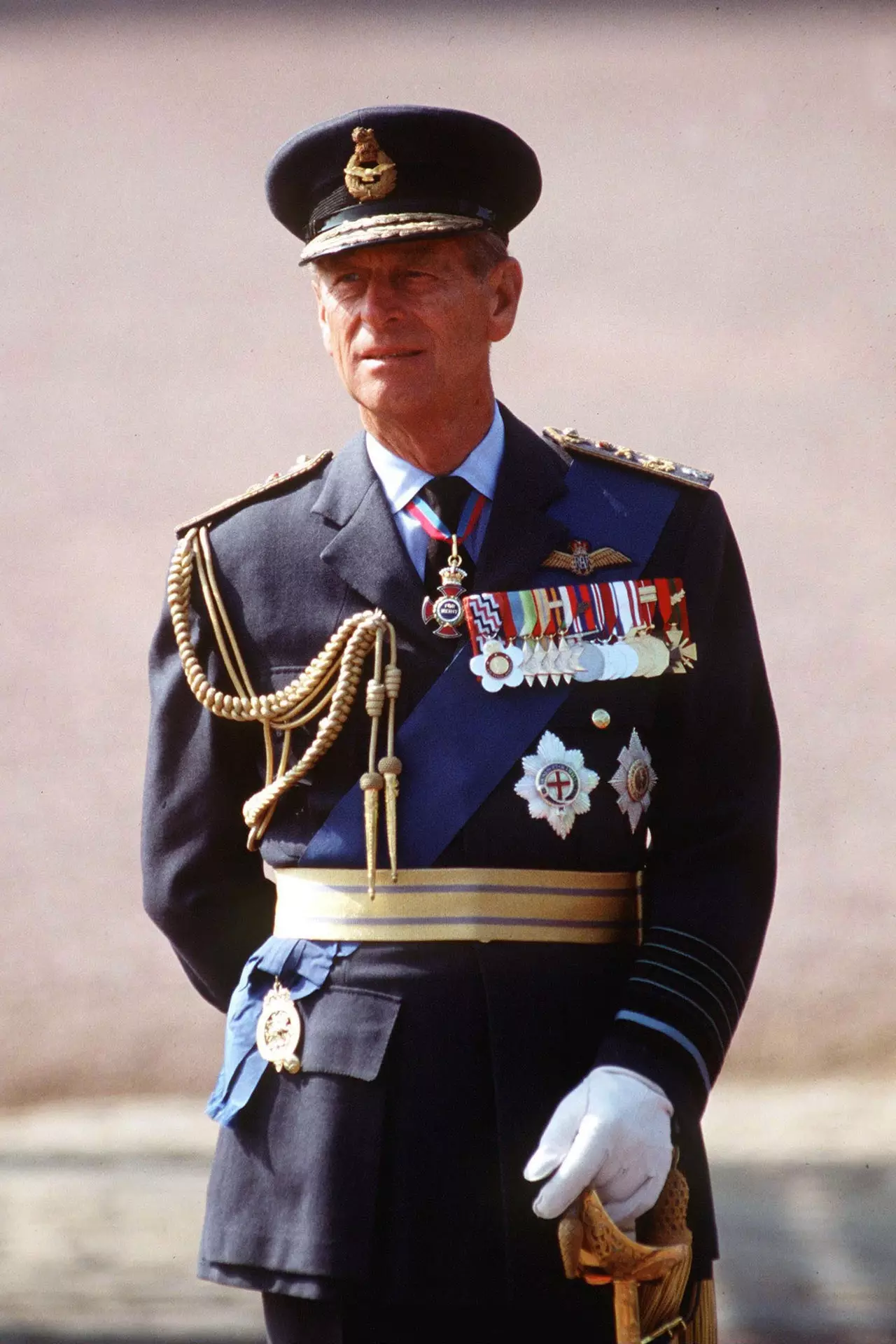 Le prince Philip portant certaines de ses médailles lors du défilé aérien de la bataille d'Angleterre 1990