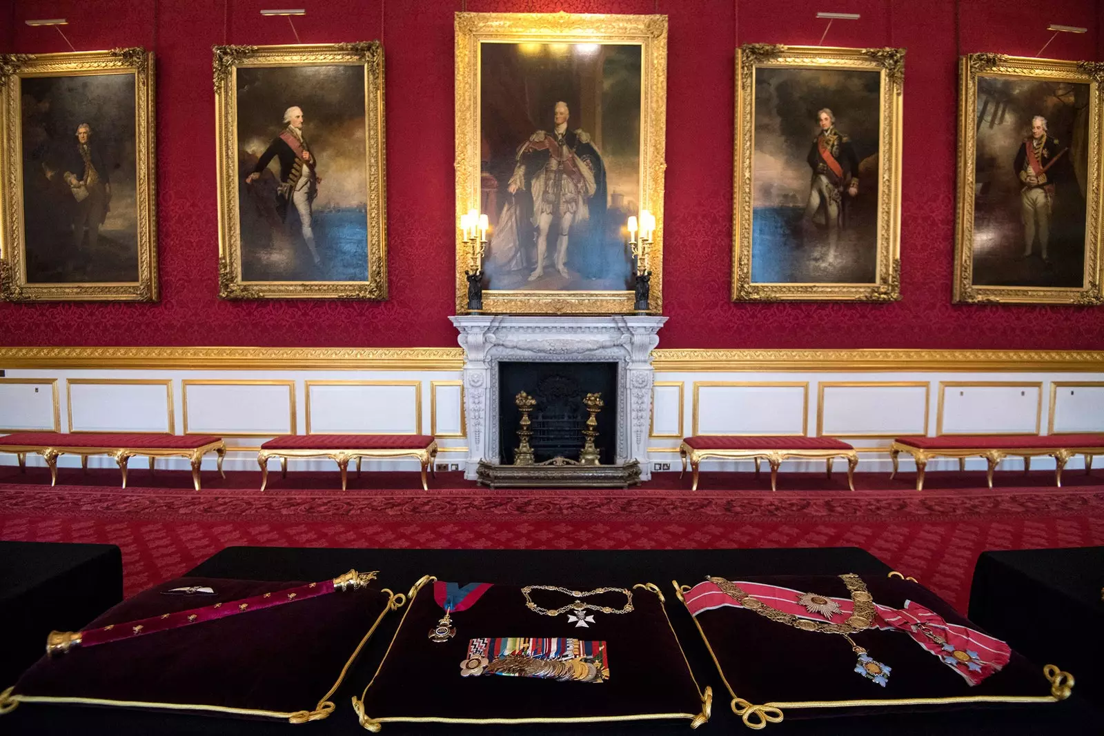 Les coussins avec insignes cousus en place sont actuellement exposés au palais St James