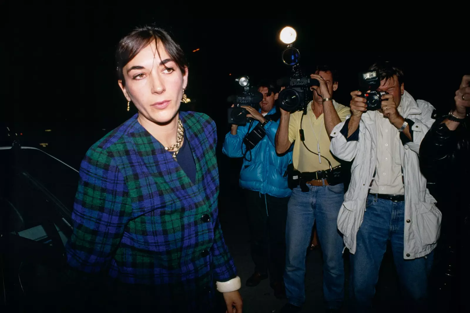 La ĉaso estas sur Ghislaine Maxwell en Tenerifo post la morto de ŝia patro en 1991