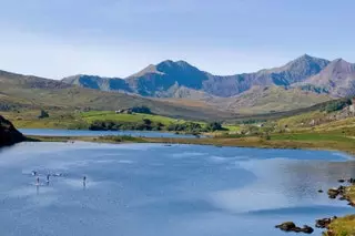 Llynnau Mymbyr Snowdonia Van golên cêwî yên li derûdora Capel Curig pesnê xwe didin yek ji dîmenên herî xweşik ên ...