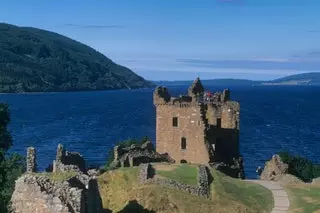 Schottisches Hochland von Loch Ness Wenn Sie keine Angst vor dem wilden Ungeheuer von Loch Ness haben, das in Großbritanniens längstem...