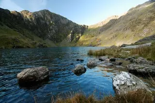 Llyn Cau Snowdonia కాబట్టి మీరు స్నోడోనియాలో నడిచారు మరియు ఫలితంగా వేడి చెమటతో కూడిన గజిబిజిగా మారింది. ఏం చేయాలి దూకు...