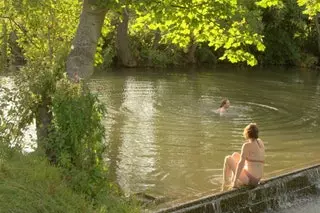 Tellisford preto de Frome Somerset Esta piscina situada por un campo en pendente e un gran verte é un auténtico paraíso bucólico e un dos...