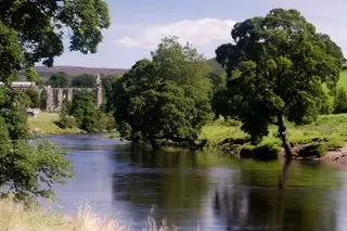 River Wharfe en Bolton Abbey North Yorkshire O River Wharfe é un lugar pintoresco fronte ao espectacular...