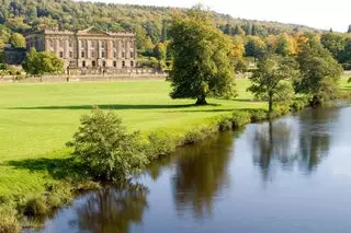 Río Derwent preto de Chatsworth House Derbyshire Ningunha visita a Chatsworth está completa sen un baño no río...