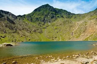 Llyn Glaslyn Snowdonia ทะเลสาบรูปหัวใจนี้อยู่ครึ่งทางเหนือ Snowdon เป็นจุดว่ายน้ำที่สมบูรณ์แบบสำหรับคู่รัก มากไปกว่านั้น...