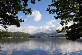 Lake Windermere לייק דיסטריקט דאָס איז דרויסנדיק שווימערייַ הימל מיט ינוויגערייטינג טעמפּעראַטורעס און סטאַנינג קוקן ....