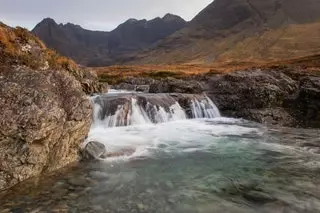 Fairy Pools Isle of Skye Umgeben von Adlerfarn und rosafarbenen Wasserfällen und mit einem Unterwasserbogen zum Schwimmen...