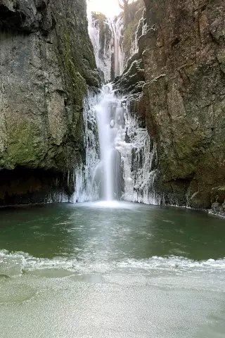 Stainforth Force North Yorkshire Hier wird Wildschwimmen mit vielen himmelhohen Sprüngen richtig wild ...