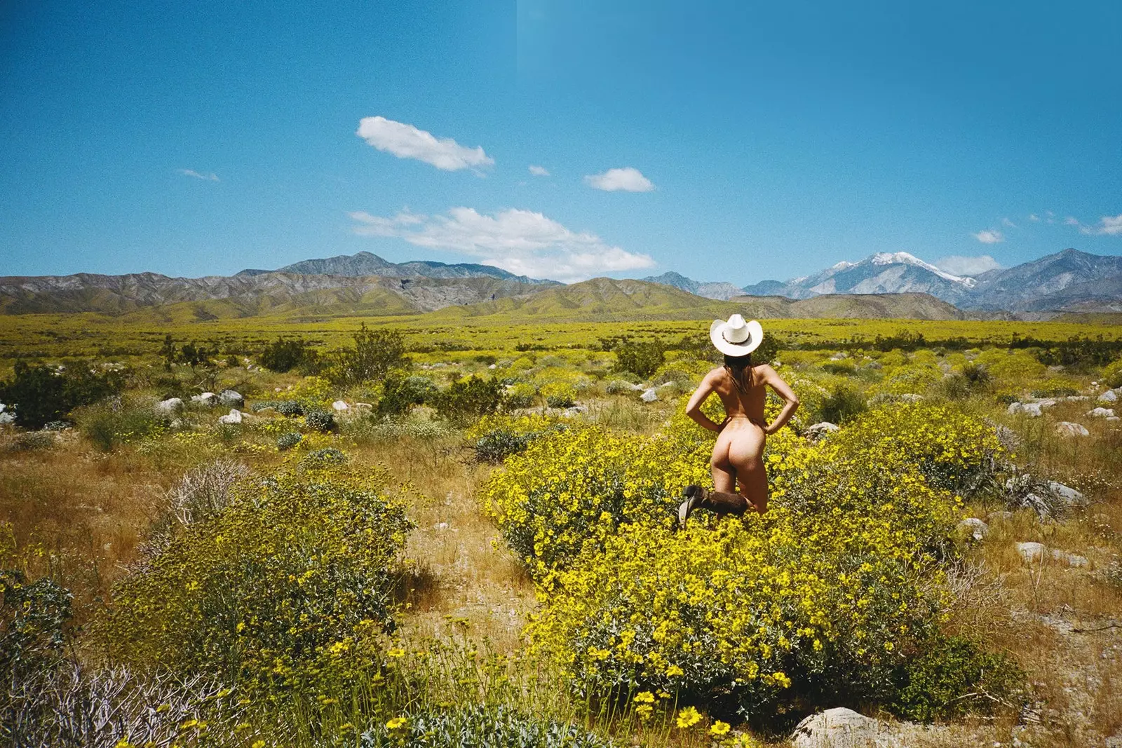 Magda Wosinska lângă casa ei din Pioneertown