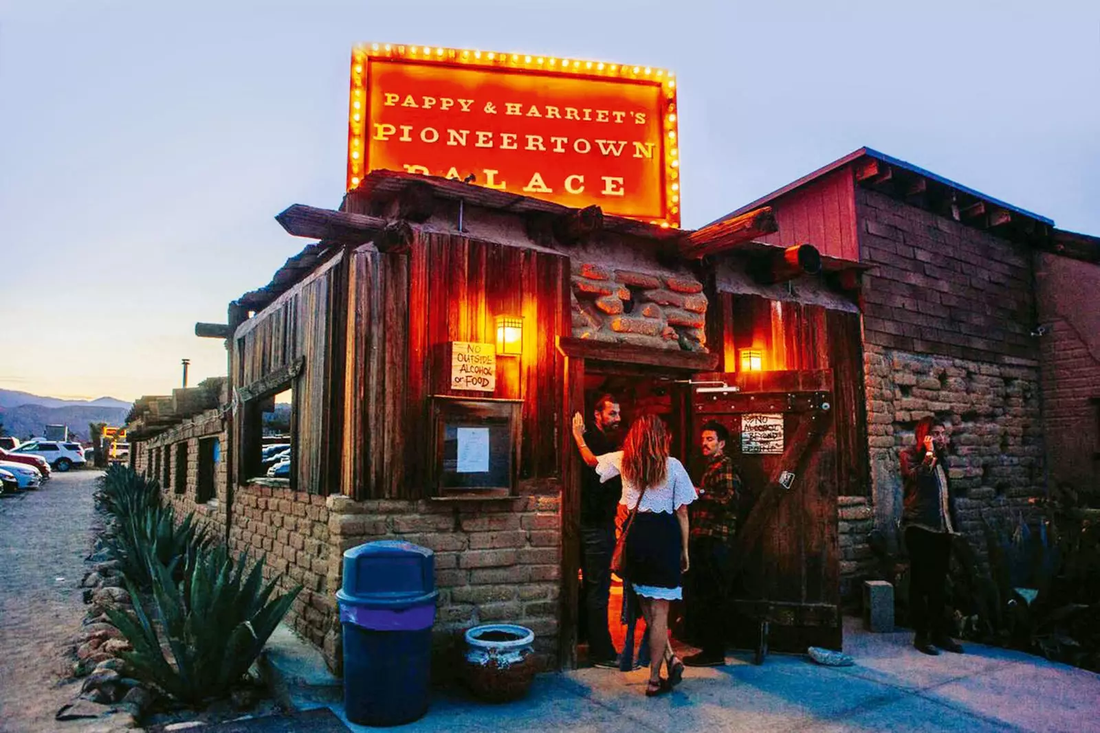 Palatul Pioneertown al lui Pappy Harriet