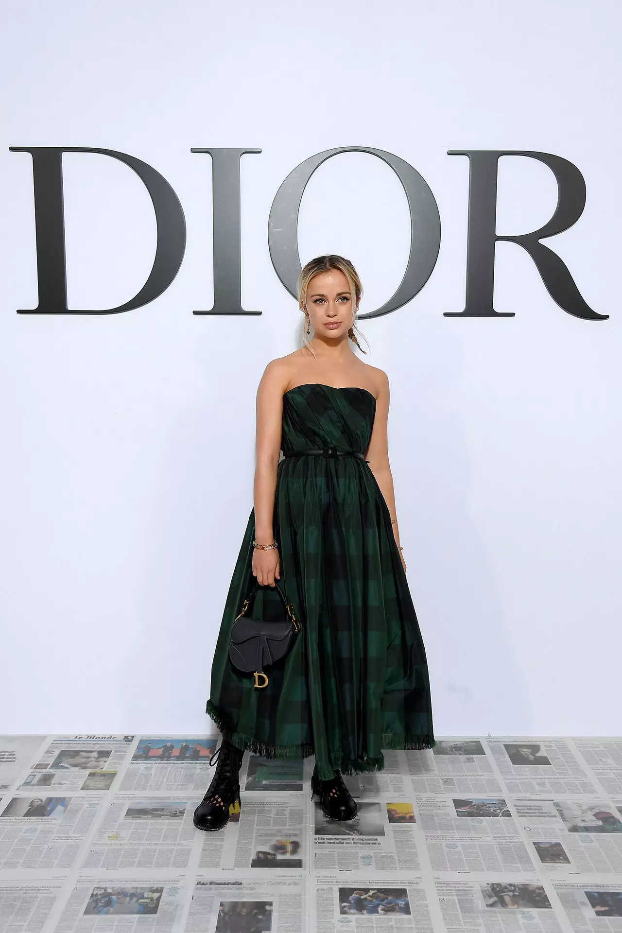 نقد و بررسی Amelia Windsor Dior پاییز زمستان 2020