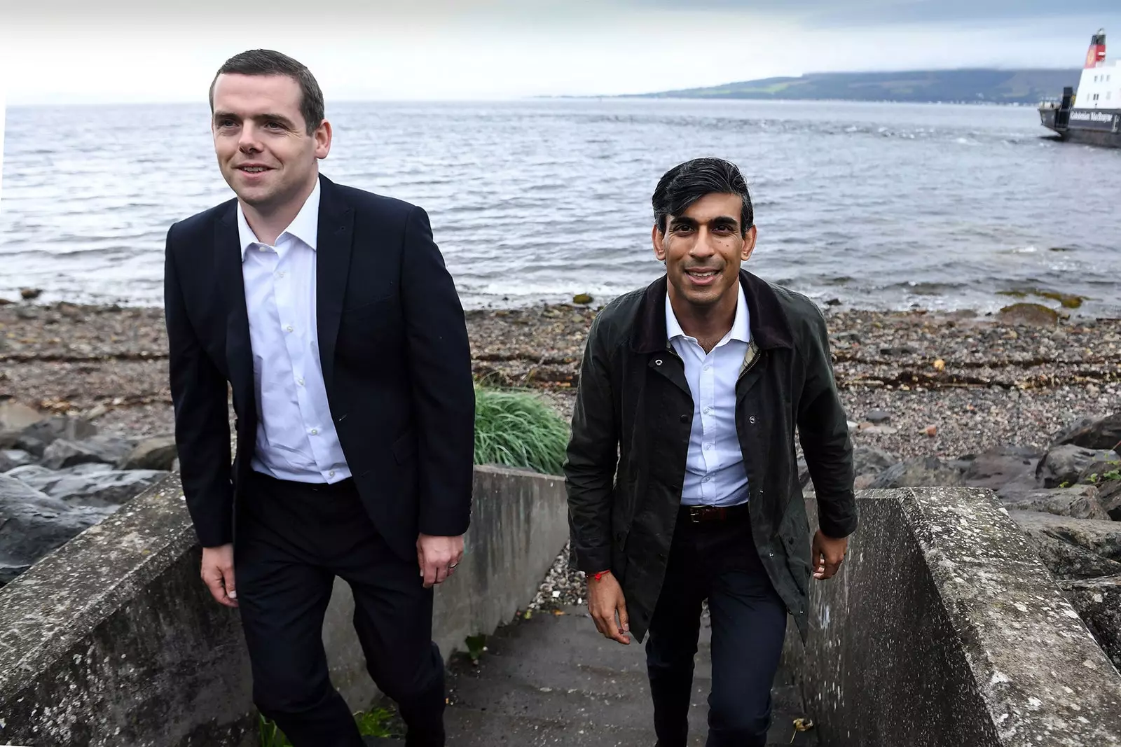 Douglas Ross og Rishi Sunak við Wemyss Bay í Skotlandi